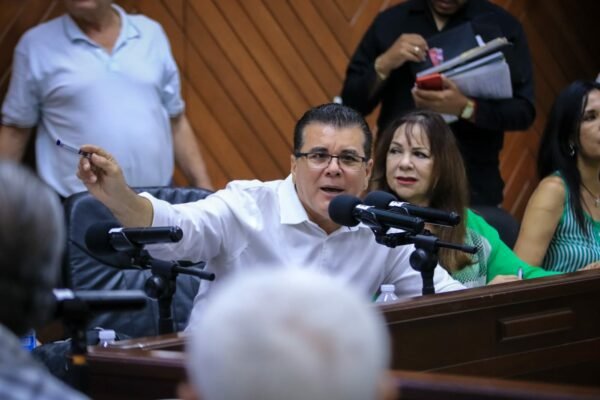 Se reúnen vecinos de Lomas de Mazatlán con Edgar González y la Diputada ...